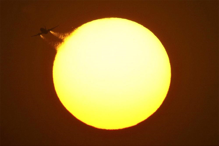 Airplane / Sun Photo Effect - MyConfinedSpace