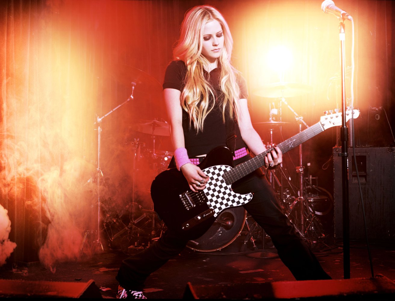 Avril Lavigne Plays The Guitar in a dramatic way - MyConfinedSpace