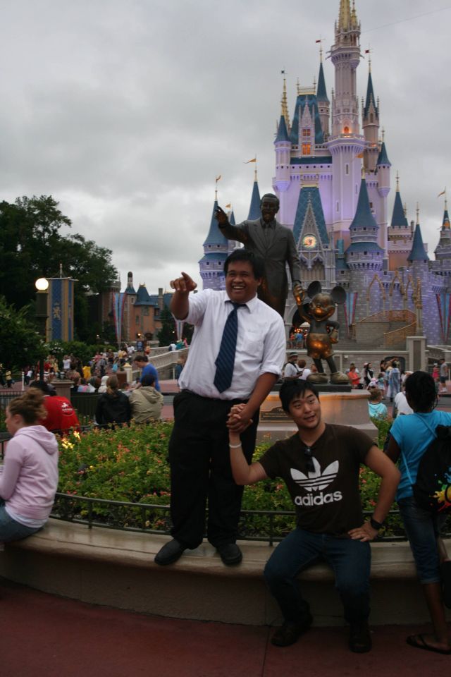 mocking the Walt Disney Statue - MyConfinedSpace