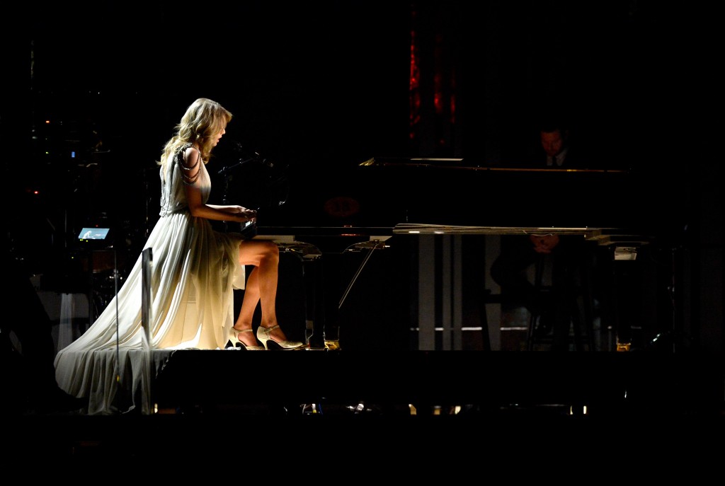 Taylor Swift – Piano Player | MyConfinedSpace