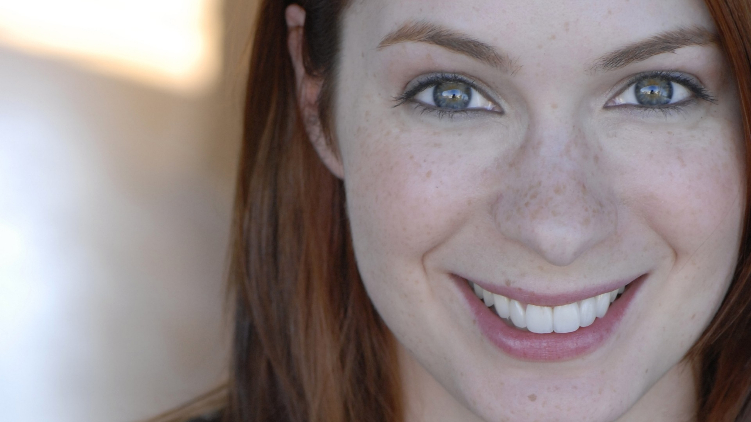 Felicia Day adorable freckles - MyConfinedSpace