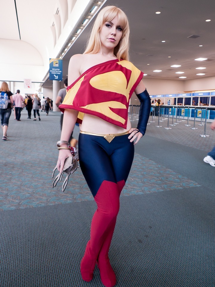 Supergirl retro cosplay - MyConfinedSpace