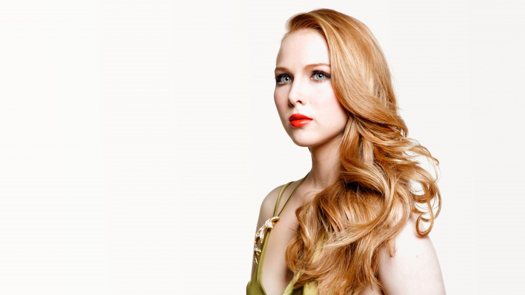Molly Quinn with seriously red lips - MyConfinedSpace