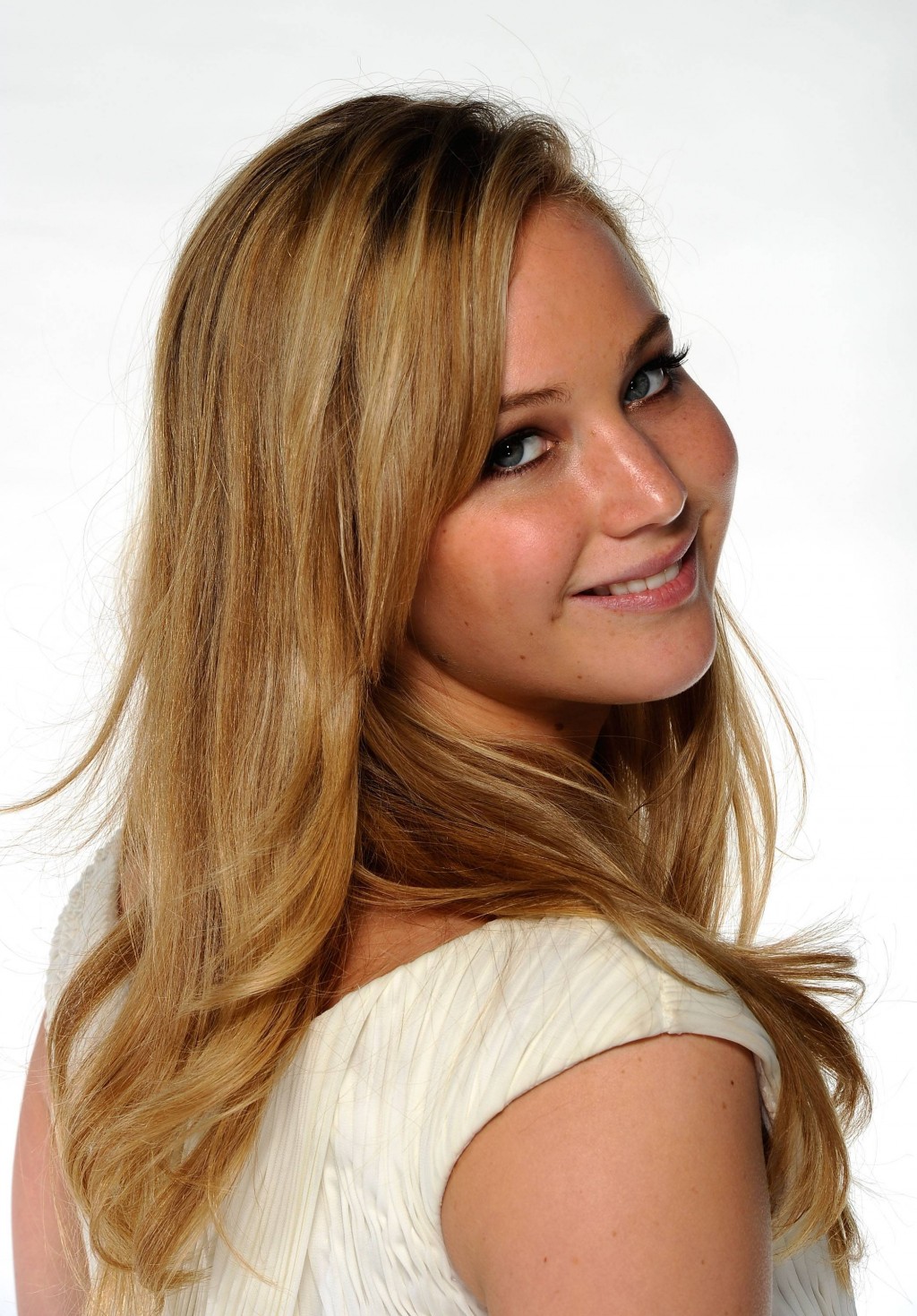 jennifer lawrence over the shoulder smile | MyConfinedSpace