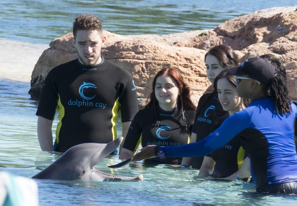 Ariel Winter in the Bahamas - High Resolution - MyConfinedSpace