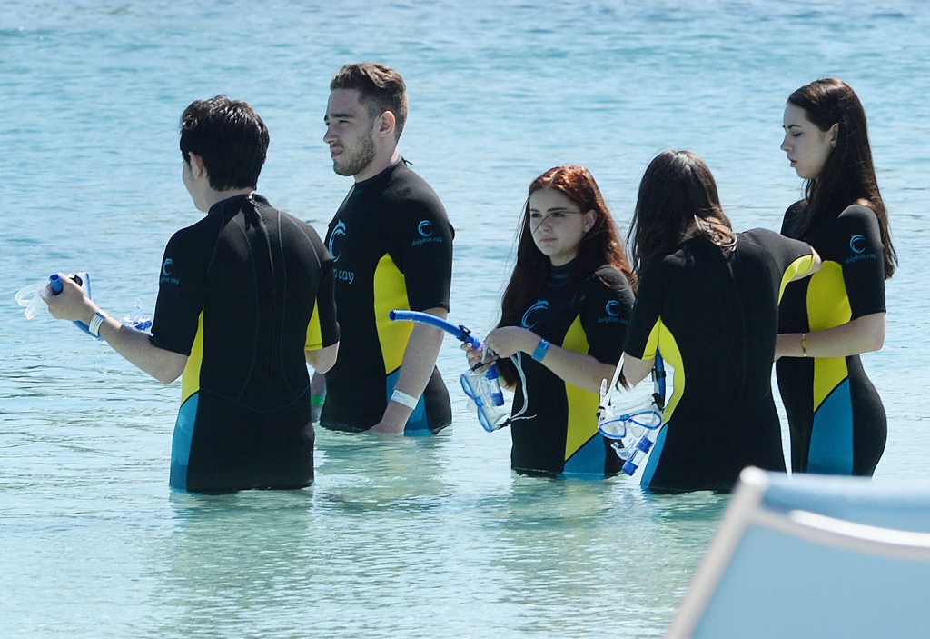 Ariel Winter in the Bahamas - High Resolution - MyConfinedSpace