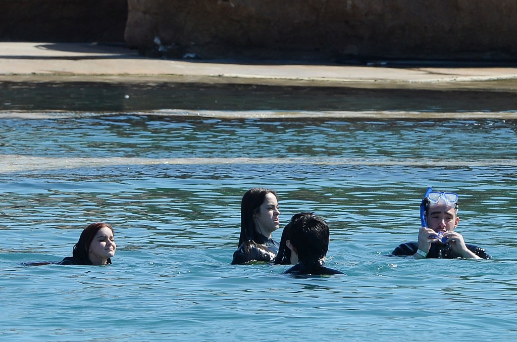 Ariel Winter in the Bahamas - High Resolution - MyConfinedSpace