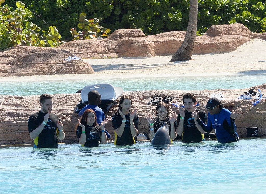 Ariel Winter in the Bahamas - High Resolution - MyConfinedSpace