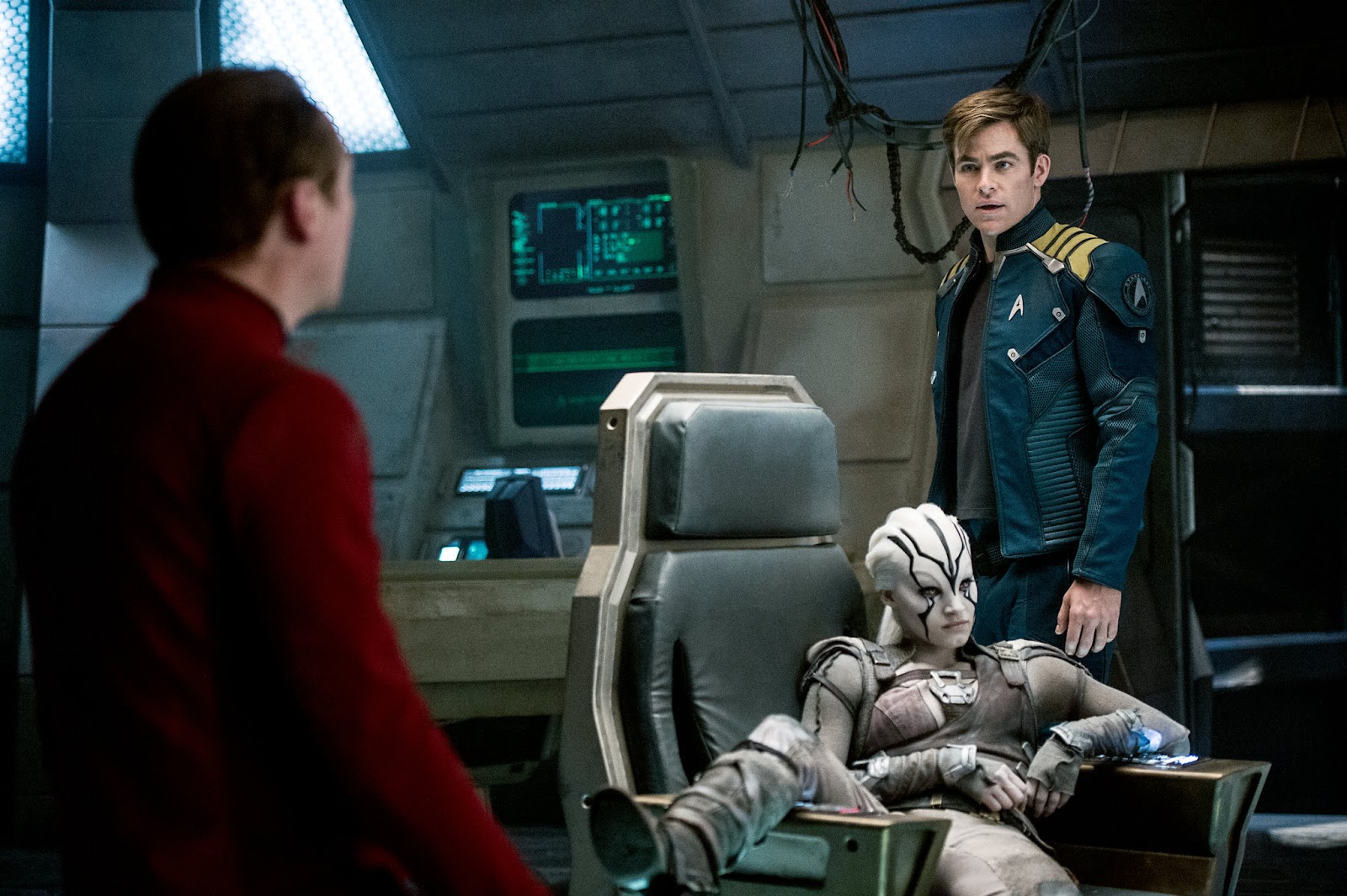 Star Trek Beyond Jaylah on the bridge with Kirk and Scotty ...