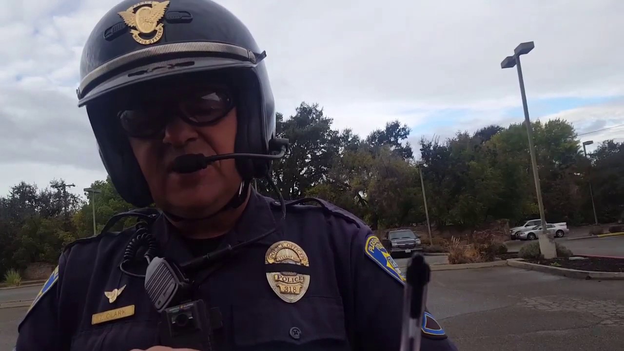 A chill cop keeps his cool when dealing with an aggressive man ...