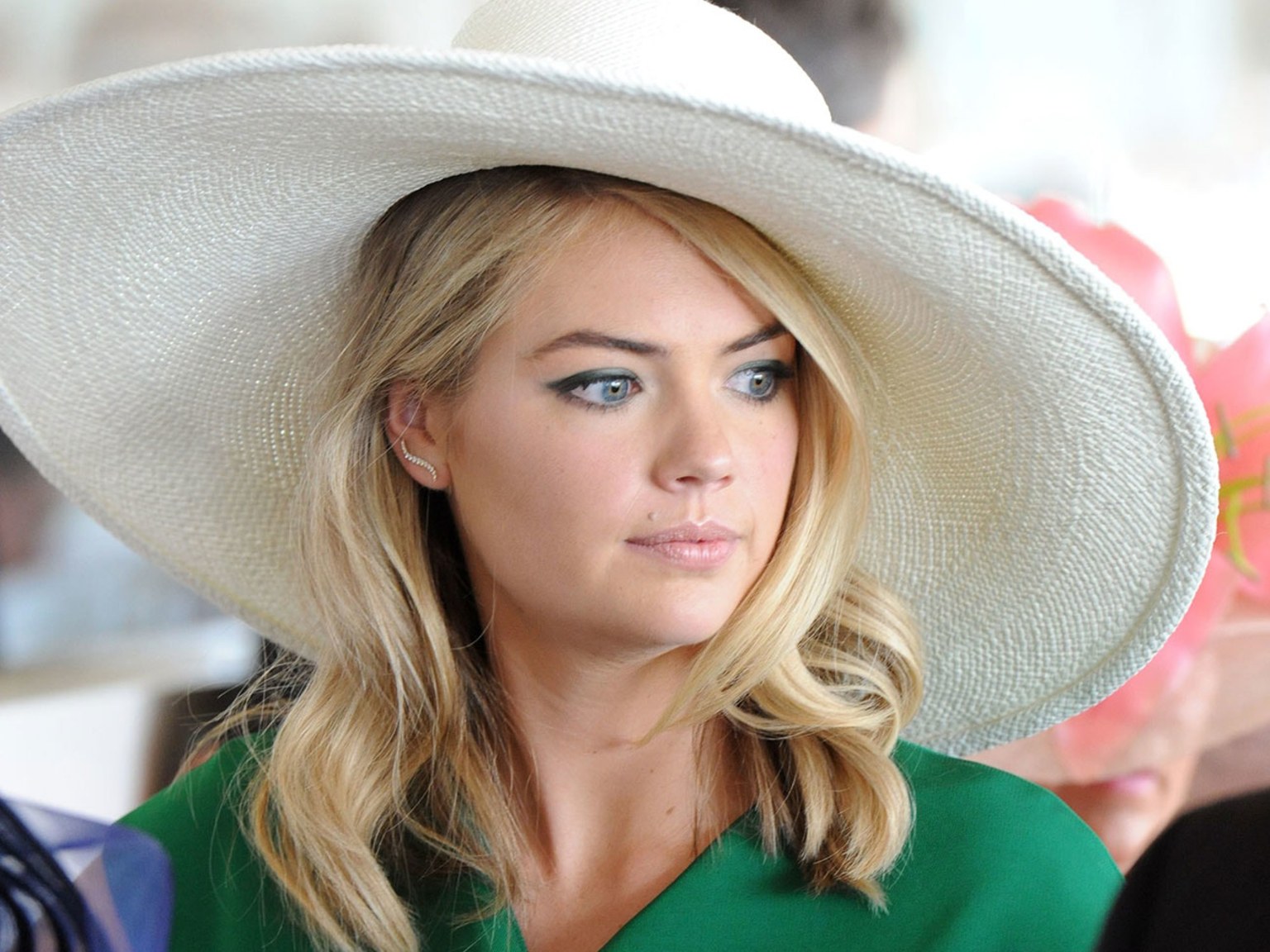 kate upton in a fancy hat - MyConfinedSpace