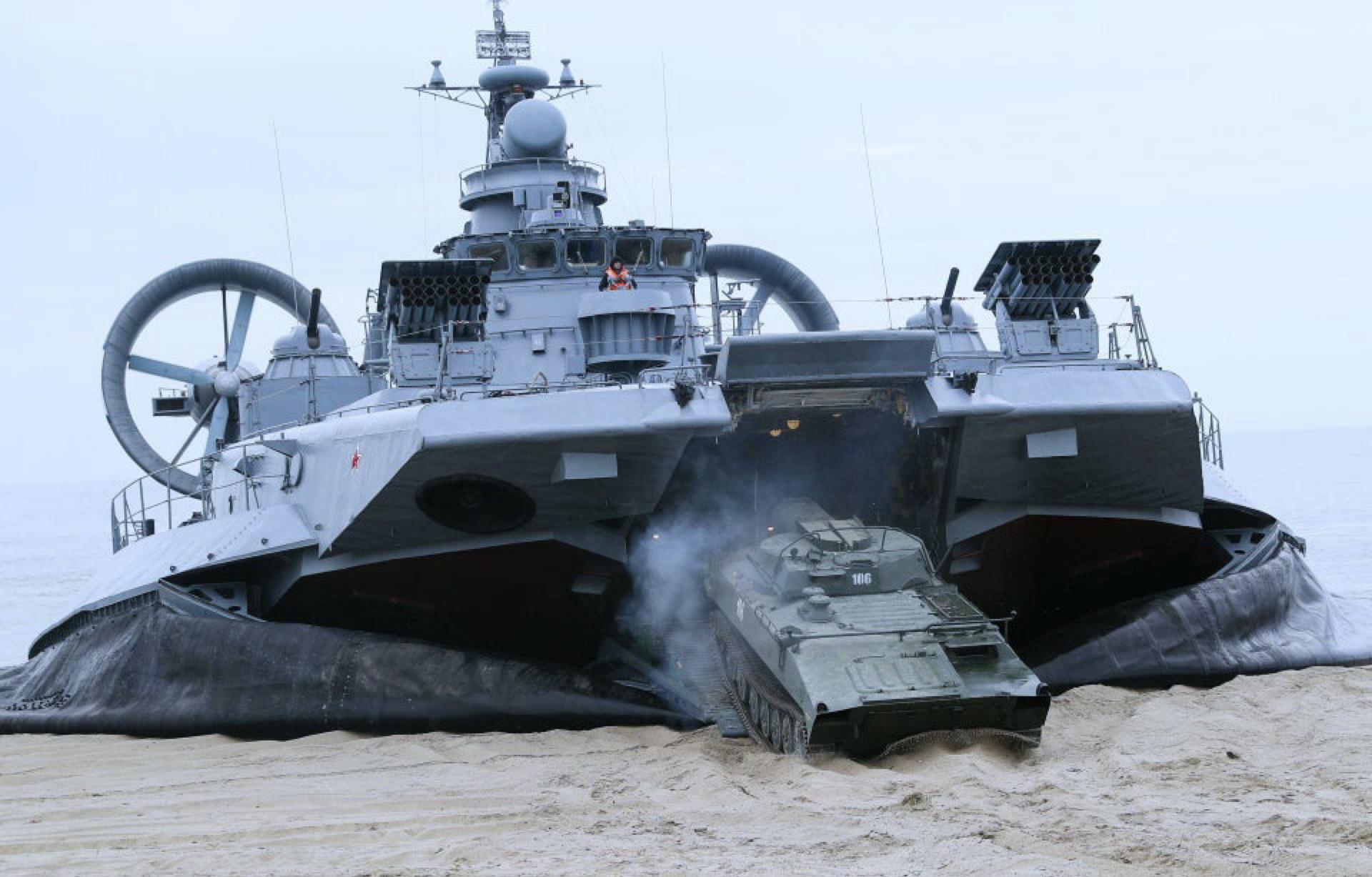 Russian Zubr class hovercraft Evgeniy Kocheshkov offloading a UR-77 ...