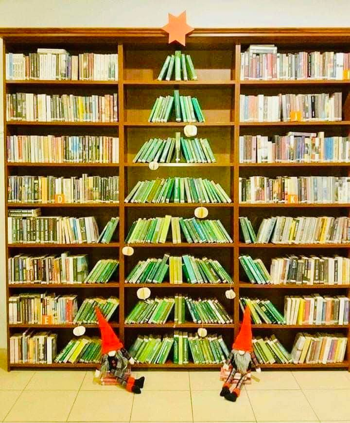 A library Christmas display. - MyConfinedSpace