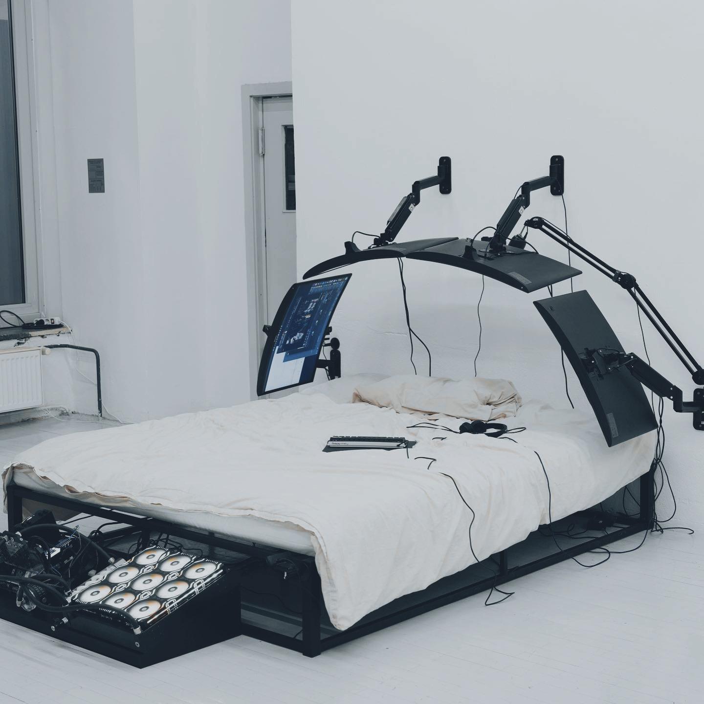 Serious business. Cyber bedroom. « MyConfinedSpace