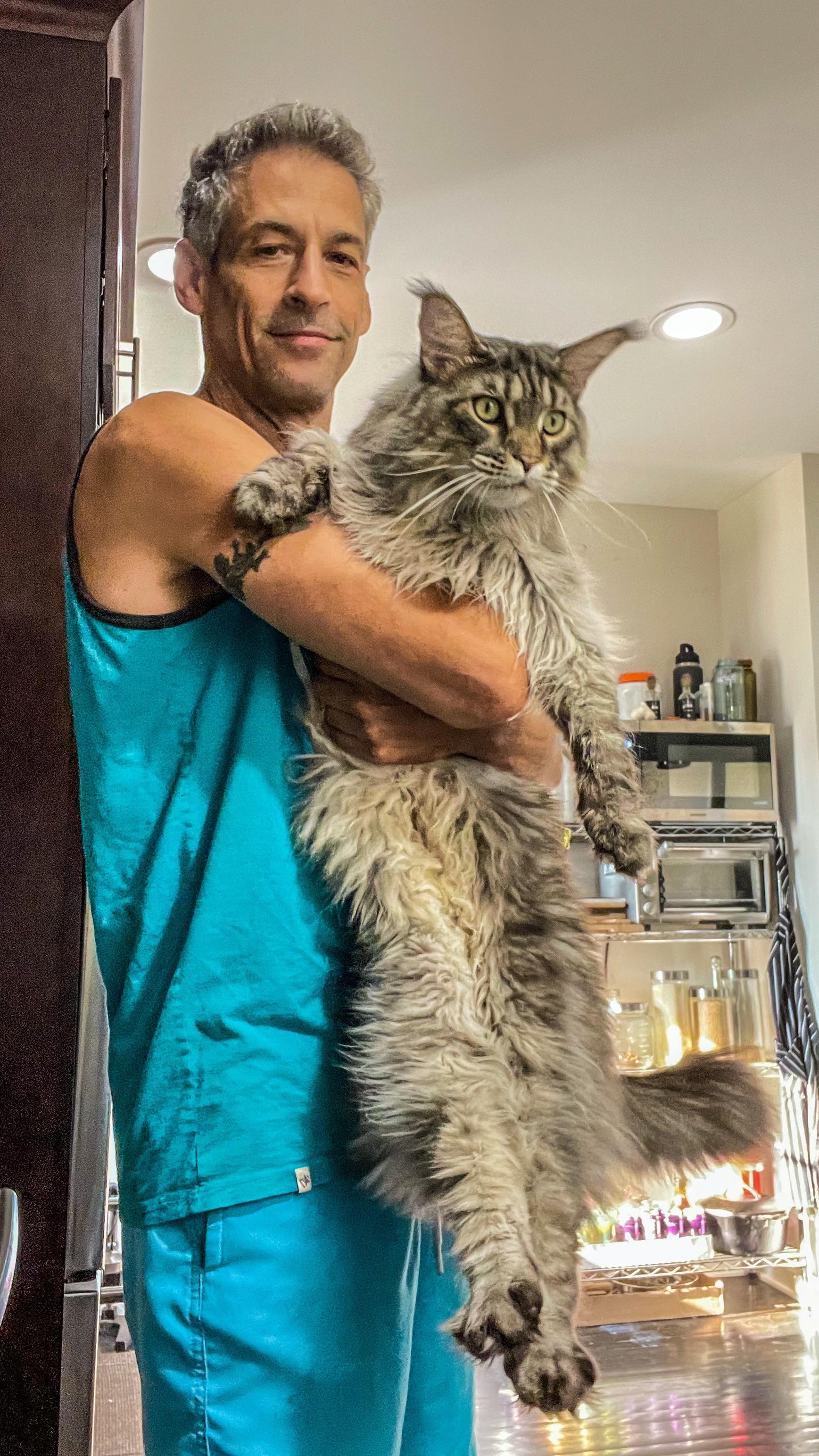 Look at the size of this doofus! (OC) - MyConfinedSpace