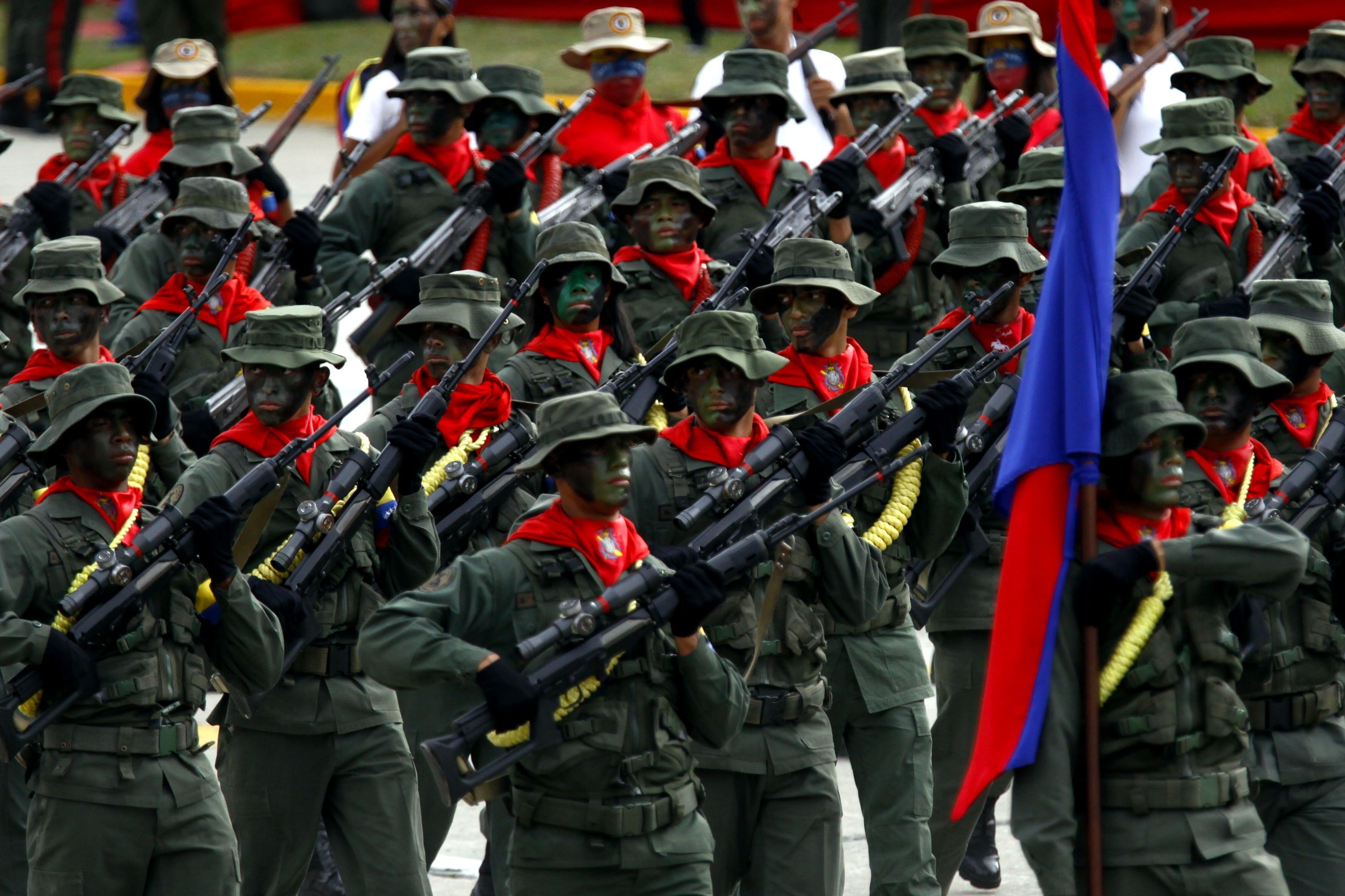 Venezuelan Army soldiers parading with Dragunov sniper rifles during ...