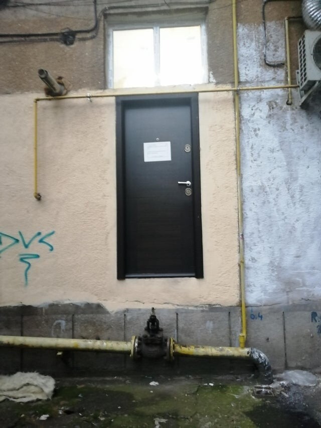 floating door - MyConfinedSpace