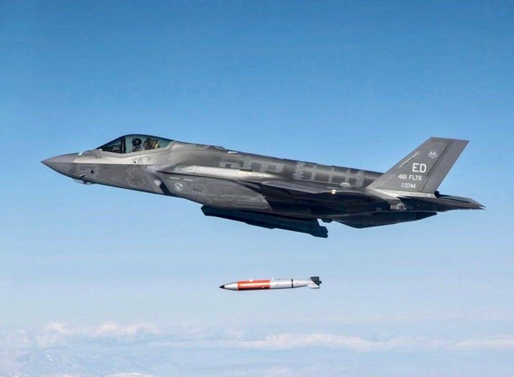 F-35A releases B61-12 nuclear bomb during a test. - MyConfinedSpace ...