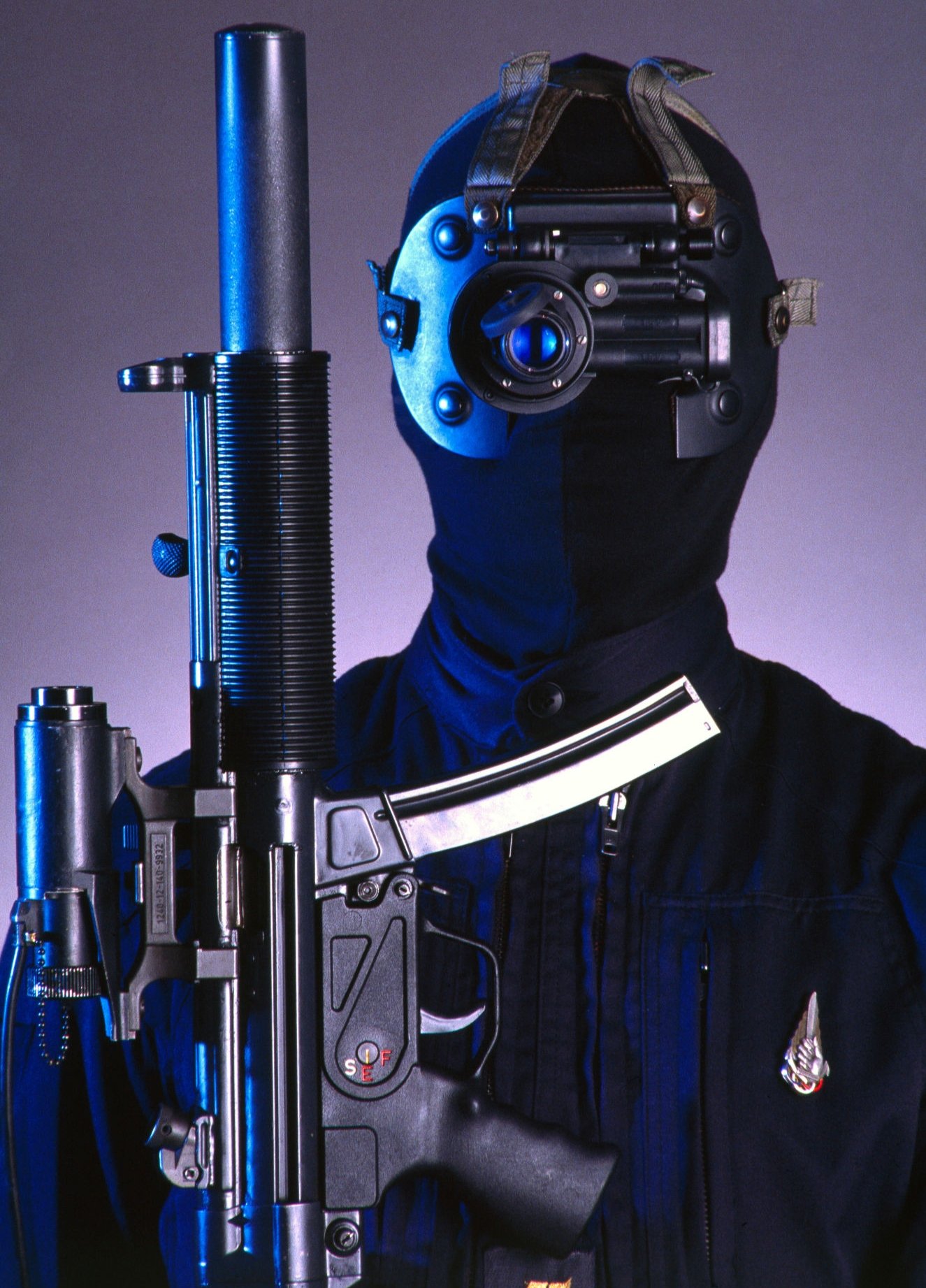 GIGN operator with MP5SD and equipped with Sopelem TN2-1 NVG [1325×1843 ...