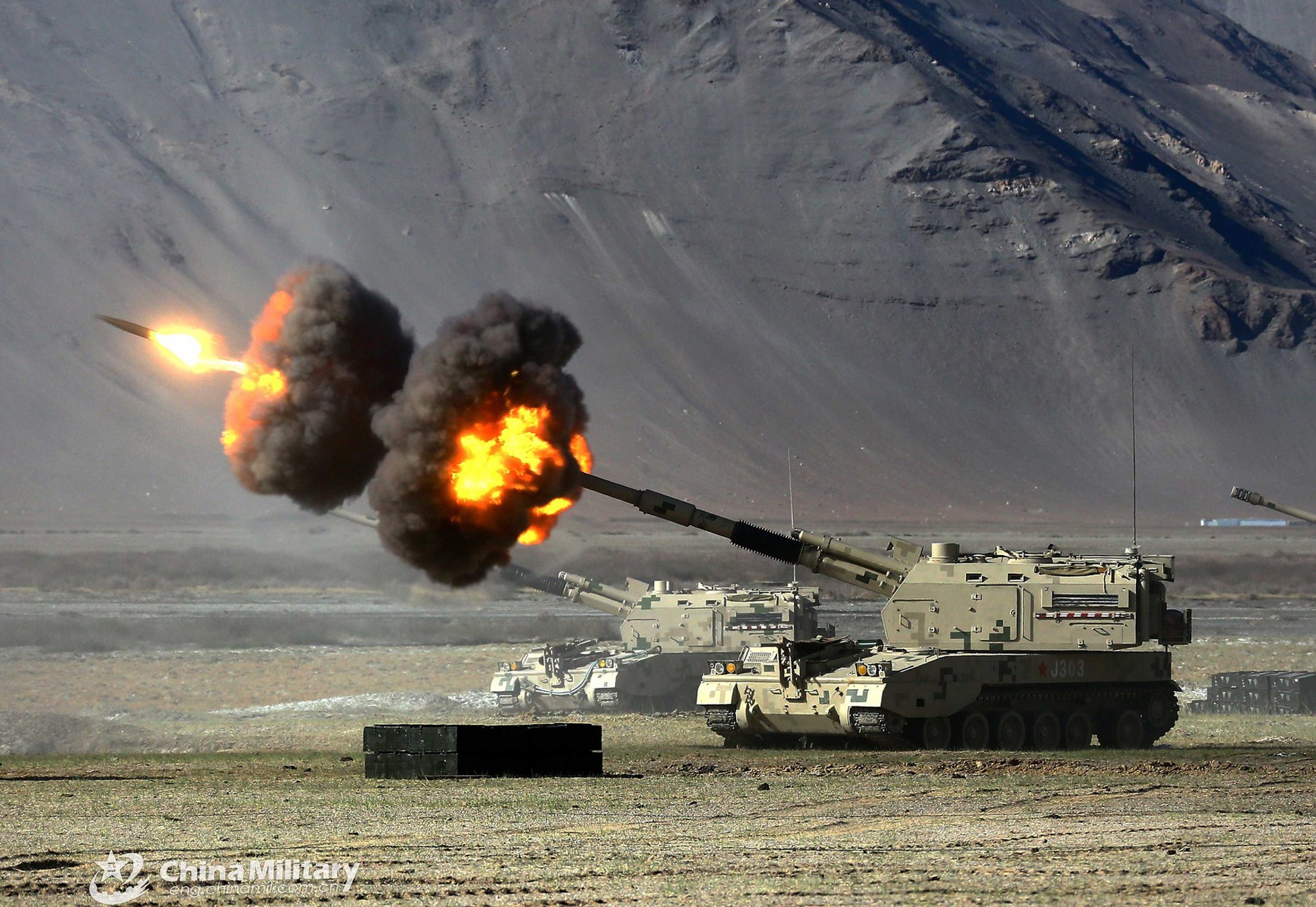 PLZ-05 self propelled howitzer of the PLA in a live fire exercise in ...