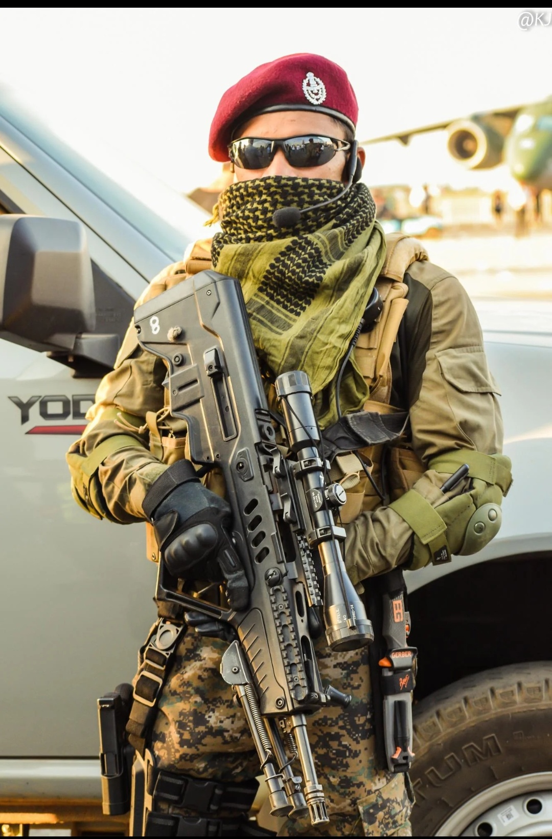 A commando from the elite Garud Special Forces of the Air Force.[1080× ...
