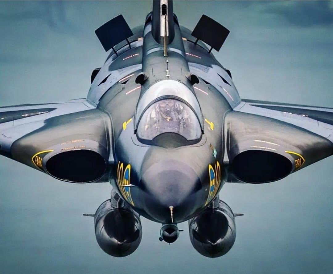 Saab 35 Draken showing off her curves [1080×890] - MyConfinedSpace