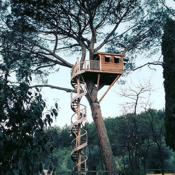 precarious stairs - MyConfinedSpace